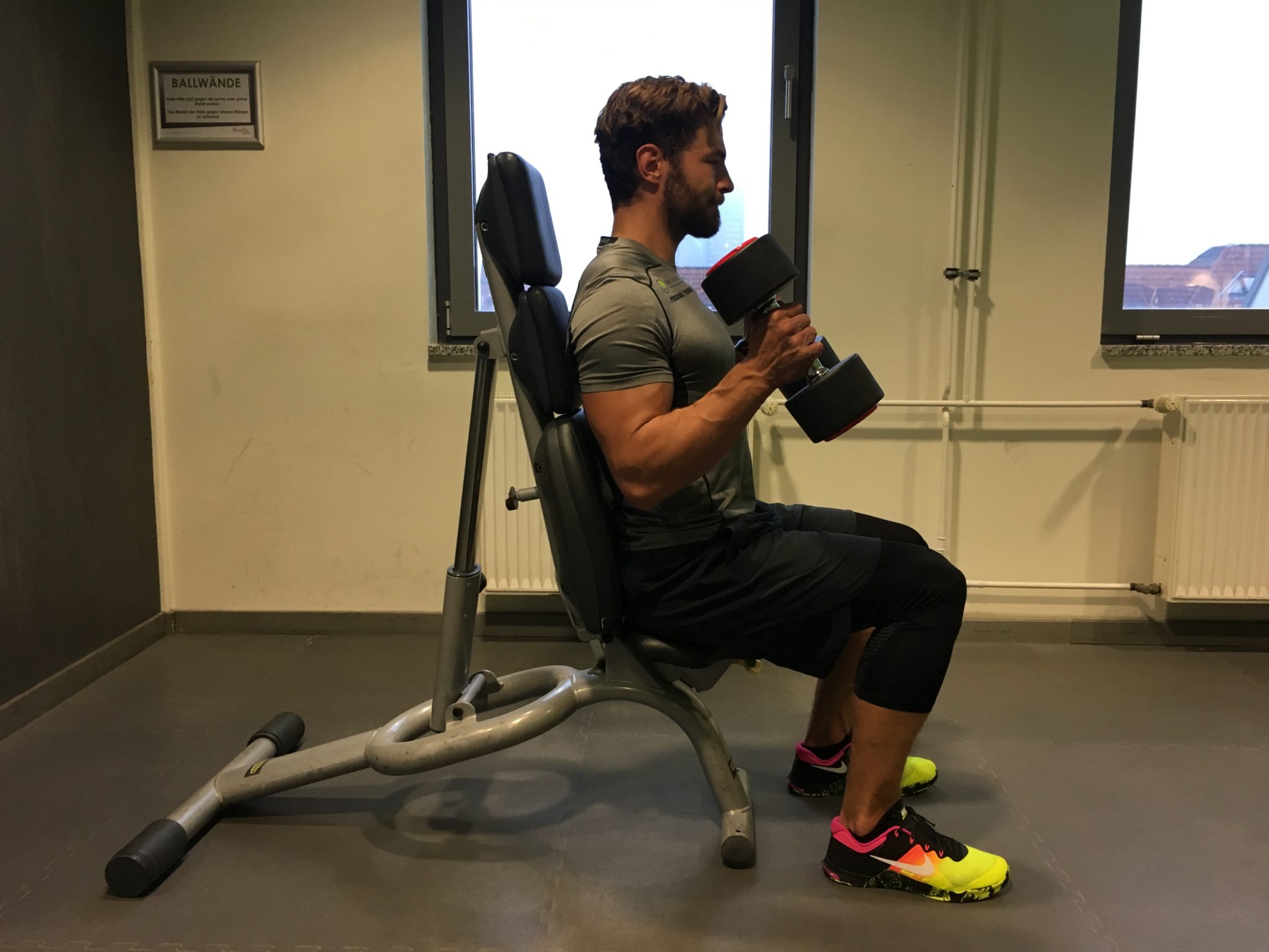 ᐅ Hammercurls sitzend - Ausführung mit Bildern und Video!