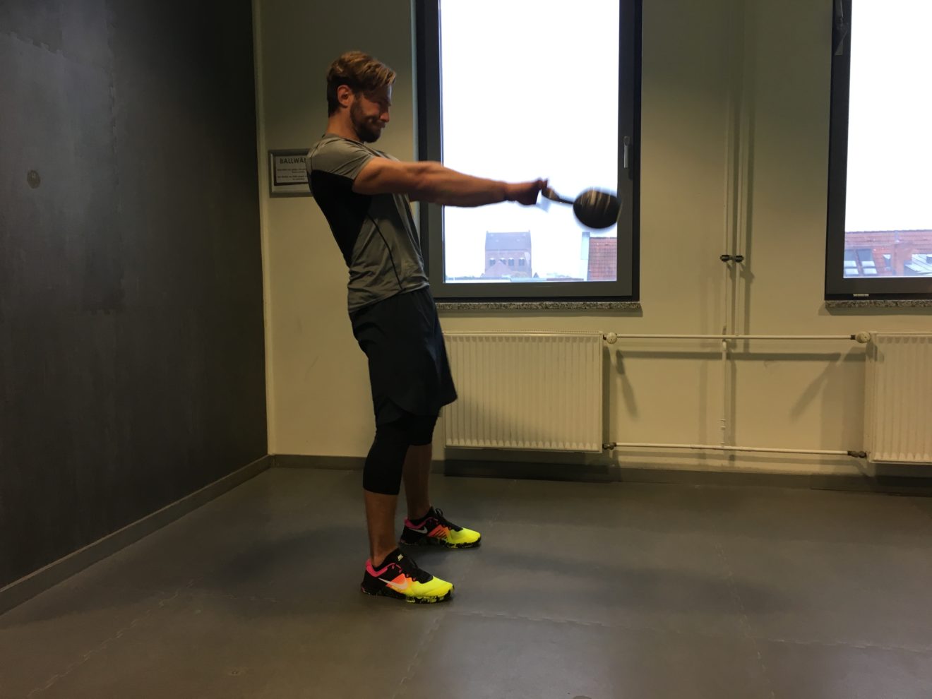 Kettlebell Swings - die richtige Ausführung in Bildern und Video!