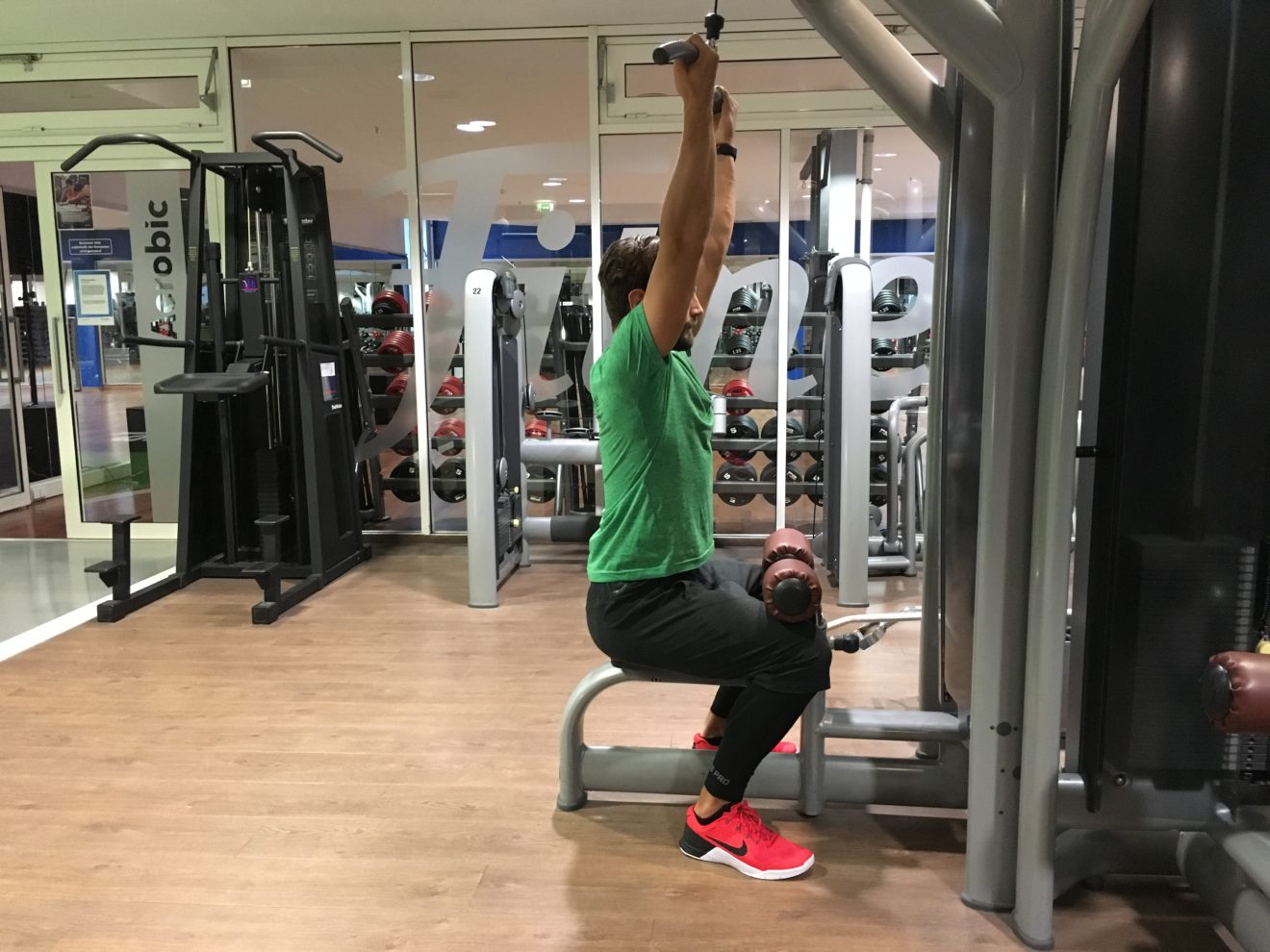 ᐅ Latzug enger Griff - die richtige Ausführung mit Bildern und Video!